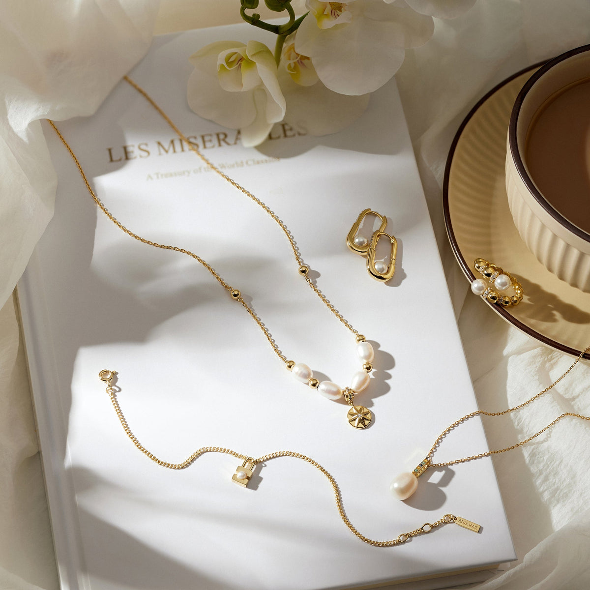 Gold Shell Pearl Interlock Oval Hoop Earrings – Ania Haie EU